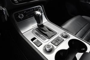 Pelēks Volkswagen Touareg 2015 Rīga, ar dzinēja tilpumu 3.00 L un nobraukumu 222 tūkst. km par 17950 €, foto 12 vietnē AUTOMOTO.COM.LV