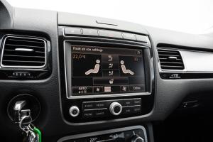 Pelēks Volkswagen Touareg 2015 Rīga, ar dzinēja tilpumu 3.00 L un nobraukumu 222 tūkst. km par 17950 €, foto 15 vietnē AUTOMOTO.COM.LV