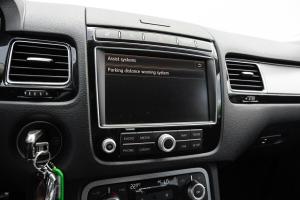 Pelēks Volkswagen Touareg 2015 Rīga, ar dzinēja tilpumu 3.00 L un nobraukumu 222 tūkst. km par 17950 €, foto 17 vietnē AUTOMOTO.COM.LV