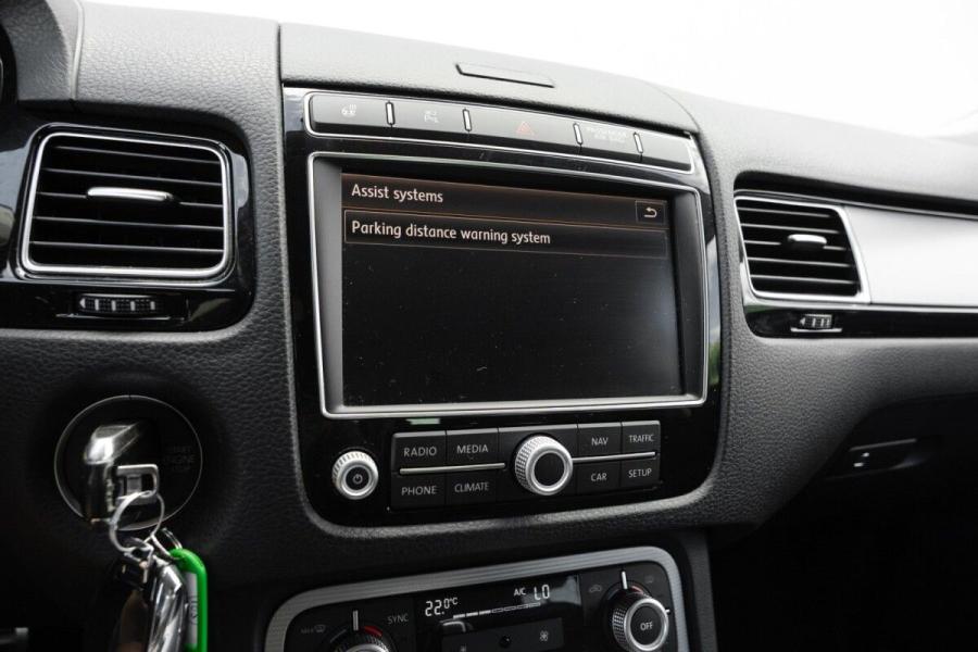Pelēks Volkswagen Touareg 2015 Rīga, ar dzinēja tilpumu 3.00 L un nobraukumu 222 tūkst. km par 17950 €, foto 17 vietnē AUTOMOTO.COM.LV