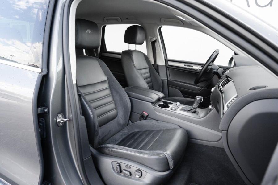 Pelēks Volkswagen Touareg 2015 Rīga, ar dzinēja tilpumu 3.00 L un nobraukumu 222 tūkst. km par 17950 €, foto 18 vietnē AUTOMOTO.COM.LV