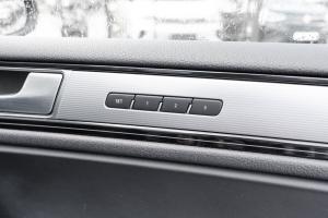 Pelēks Volkswagen Touareg 2015 Rīga, ar dzinēja tilpumu 3.00 L un nobraukumu 222 tūkst. km par 17950 €, foto 20 vietnē AUTOMOTO.COM.LV