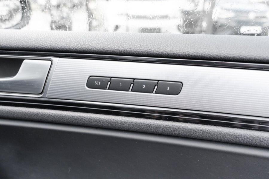 Pelēks Volkswagen Touareg 2015 Rīga, ar dzinēja tilpumu 3.00 L un nobraukumu 222 tūkst. km par 17950 €, foto 20 vietnē AUTOMOTO.COM.LV