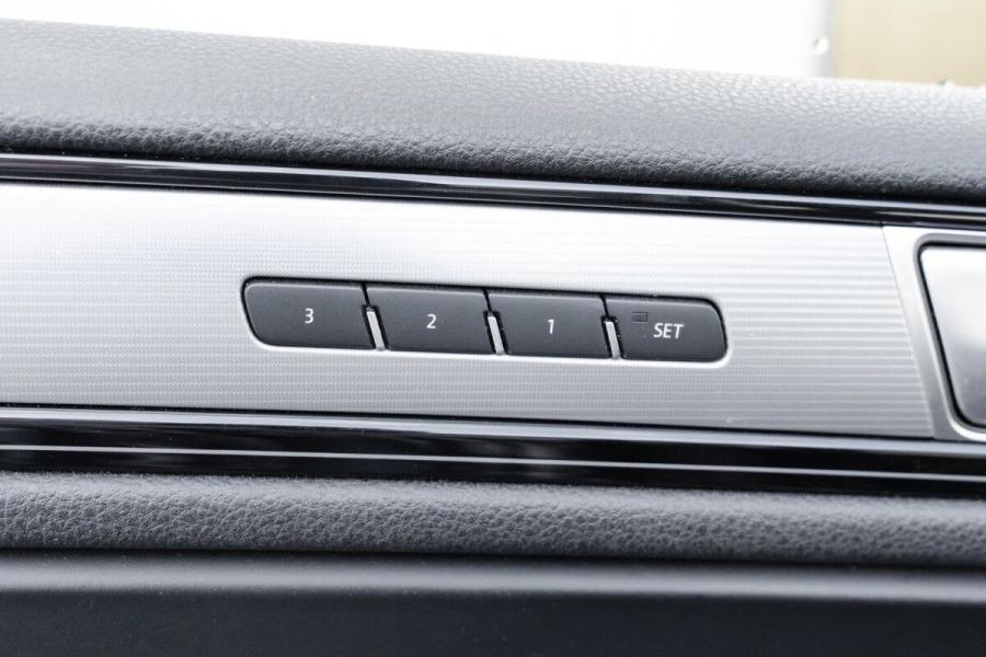 Pelēks Volkswagen Touareg 2015 Rīga, ar dzinēja tilpumu 3.00 L un nobraukumu 222 tūkst. km par 17950 €, foto 23 vietnē AUTOMOTO.COM.LV