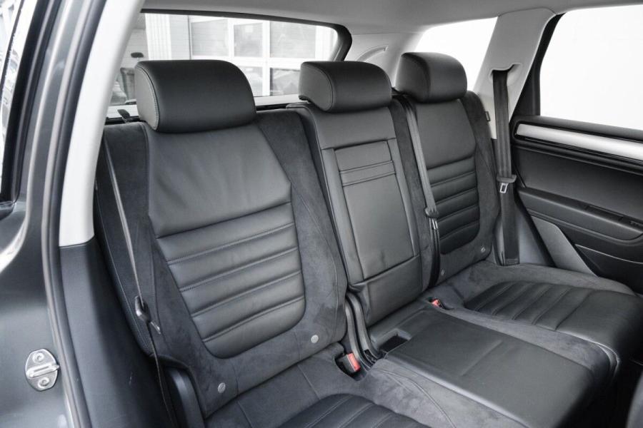 Pelēks Volkswagen Touareg 2015 Rīga, ar dzinēja tilpumu 3.00 L un nobraukumu 222 tūkst. km par 17950 €, foto 25 vietnē AUTOMOTO.COM.LV