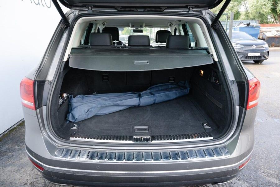 Pelēks Volkswagen Touareg 2015 Rīga, ar dzinēja tilpumu 3.00 L un nobraukumu 222 tūkst. km par 17950 €, foto 26 vietnē AUTOMOTO.COM.LV
