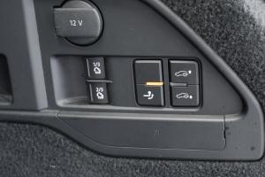 Pelēks Volkswagen Touareg 2015 Rīga, ar dzinēja tilpumu 3.00 L un nobraukumu 222 tūkst. km par 17950 €, foto 28 vietnē AUTOMOTO.COM.LV