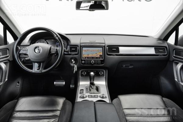Pelēks Volkswagen Touareg 2015 Rīga, ar dzinēja tilpumu 3.00 L un nobraukumu 222 tūkst. km par 17950 €, foto 6 vietnē AUTOMOTO.COM.LV