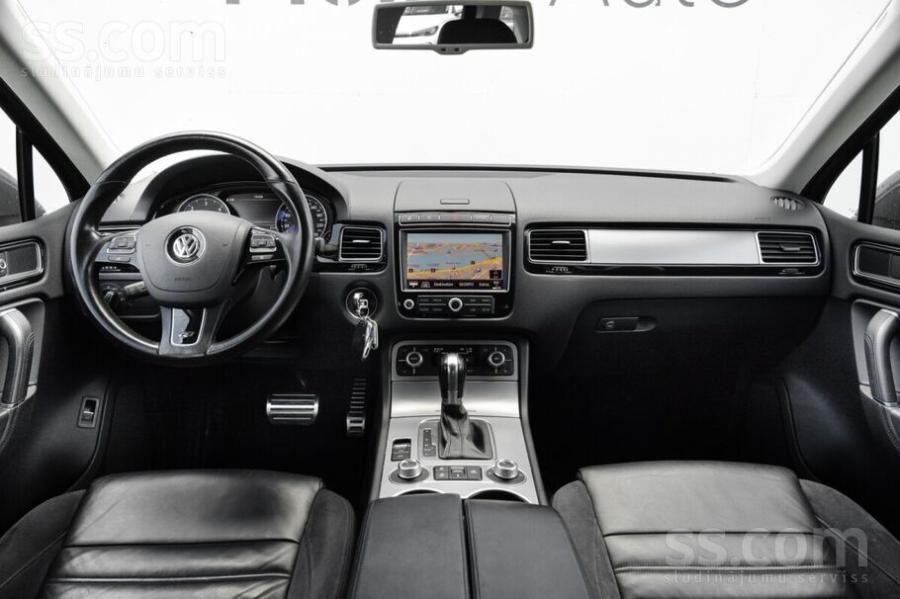 Grey Volkswagen Touareg 2015 in Riga, with an engine capacity of 3.00 L and mileage of 222 thousand km for 17950 €, photo 7 on AUTOMOTO.COM.LV