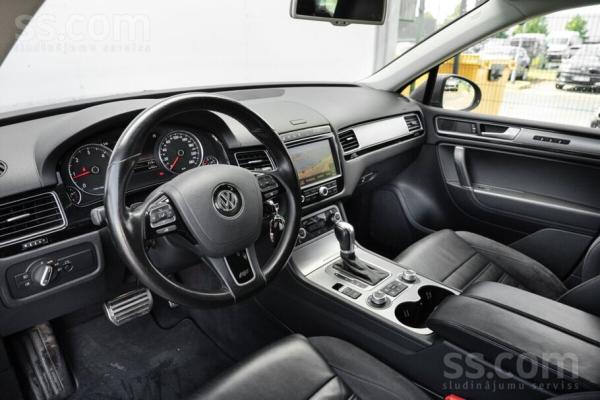 Pelēks Volkswagen Touareg 2015 Rīga, ar dzinēja tilpumu 3.00 L un nobraukumu 222 tūkst. km par 17950 €, foto 7 vietnē AUTOMOTO.COM.LV