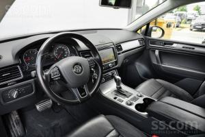 Grey Volkswagen Touareg 2015 in Riga, with an engine capacity of 3.00 L and mileage of 222 thousand km for 17950 €, photo 8 on AUTOMOTO.COM.LV
