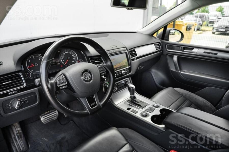 Grey Volkswagen Touareg 2015 in Riga, with an engine capacity of 3.00 L and mileage of 222 thousand km for 17950 €, photo 8 on AUTOMOTO.COM.LV