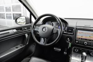 Grey Volkswagen Touareg 2015 in Riga, with an engine capacity of 3.00 L and mileage of 222 thousand km for 17950 €, photo 9 on AUTOMOTO.COM.LV