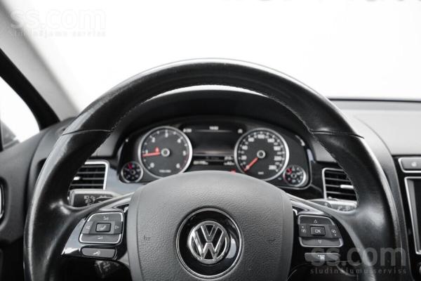 Pelēks Volkswagen Touareg 2015 Rīga, ar dzinēja tilpumu 3.00 L un nobraukumu 222 tūkst. km par 17950 €, foto 9 vietnē AUTOMOTO.COM.LV