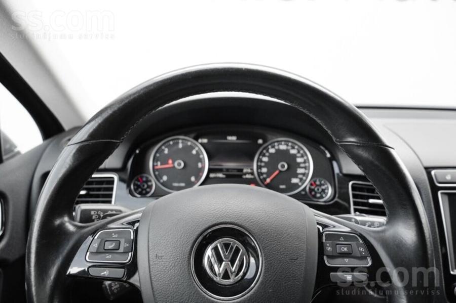 Grey Volkswagen Touareg 2015 in Riga, with an engine capacity of 3.00 L and mileage of 222 thousand km for 17950 €, photo 10 on AUTOMOTO.COM.LV