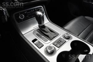 Grey Volkswagen Touareg 2015 in Riga, with an engine capacity of 3.00 L and mileage of 222 thousand km for 17950 €, photo 12 on AUTOMOTO.COM.LV