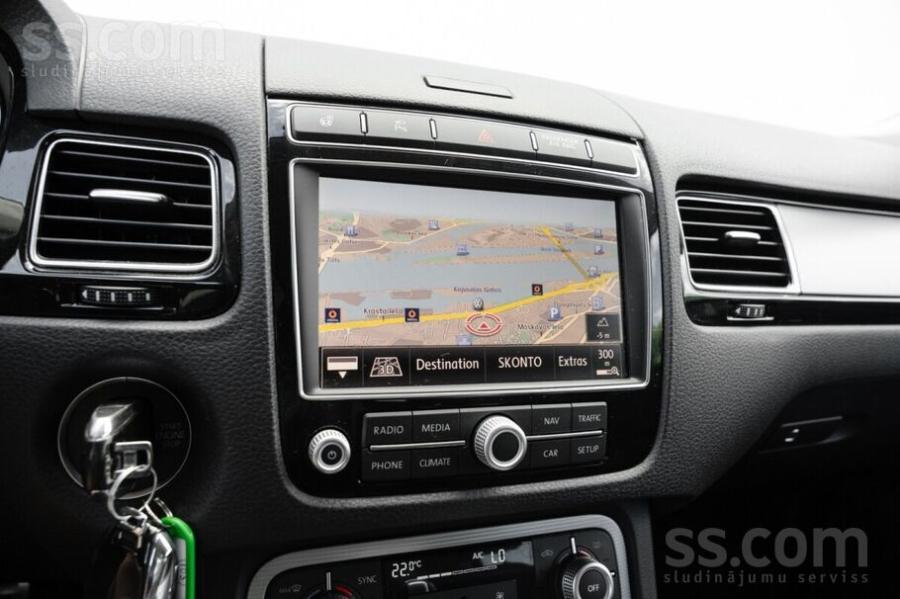 Grey Volkswagen Touareg 2015 in Riga, with an engine capacity of 3.00 L and mileage of 222 thousand km for 17950 €, photo 16 on AUTOMOTO.COM.LV