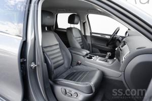 Grey Volkswagen Touareg 2015 in Riga, with an engine capacity of 3.00 L and mileage of 222 thousand km for 17950 €, photo 18 on AUTOMOTO.COM.LV