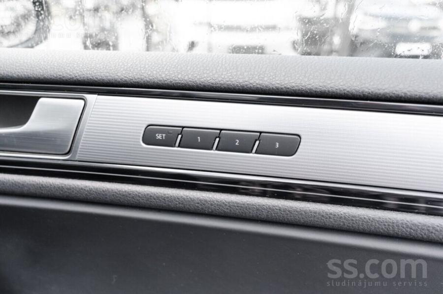 Grey Volkswagen Touareg 2015 in Riga, with an engine capacity of 3.00 L and mileage of 222 thousand km for 17950 €, photo 20 on AUTOMOTO.COM.LV