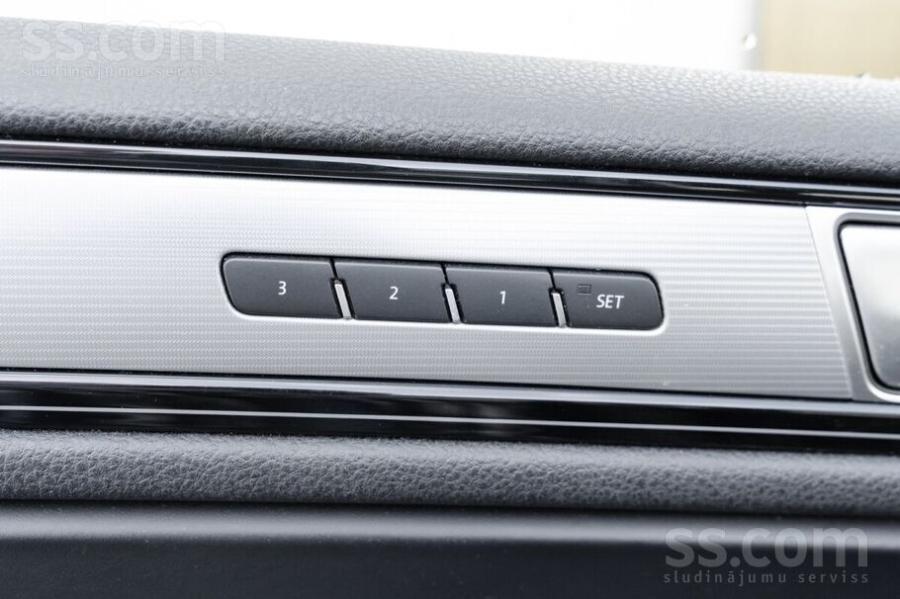 Grey Volkswagen Touareg 2015 in Riga, with an engine capacity of 3.00 L and mileage of 222 thousand km for 17950 €, photo 23 on AUTOMOTO.COM.LV
