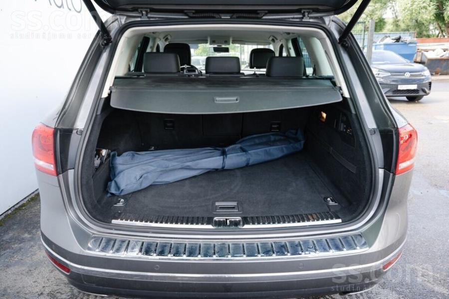 Grey Volkswagen Touareg 2015 in Riga, with an engine capacity of 3.00 L and mileage of 222 thousand km for 17950 €, photo 26 on AUTOMOTO.COM.LV