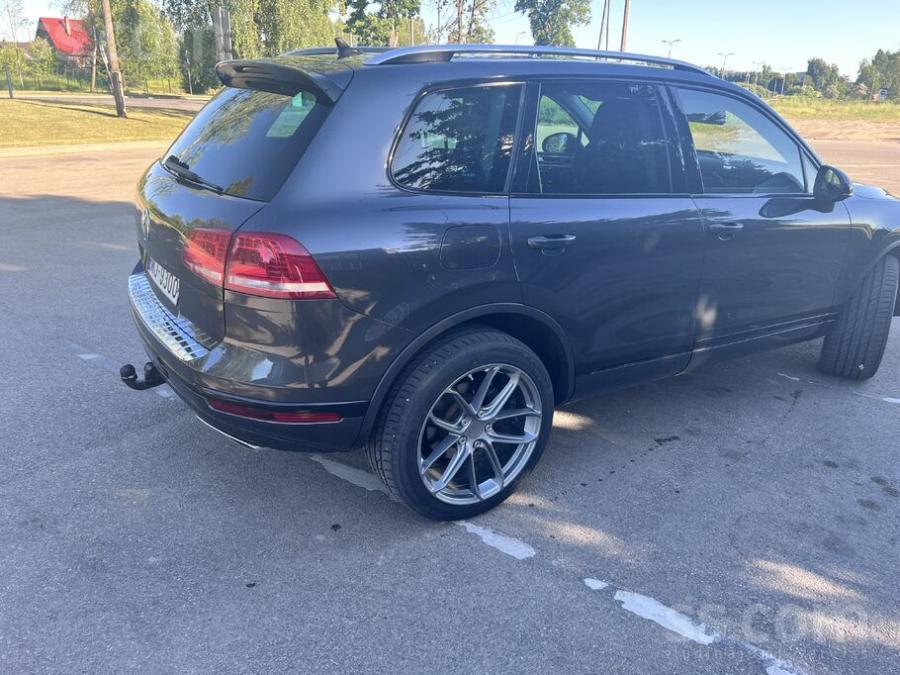 Pelēks Volkswagen Touareg 2015 Rēzekne, ar dzinēja tilpumu 3.00 L un nobraukumu 241 tūkst. km par 24000 €, foto 3 vietnē AUTOMOTO.COM.LV