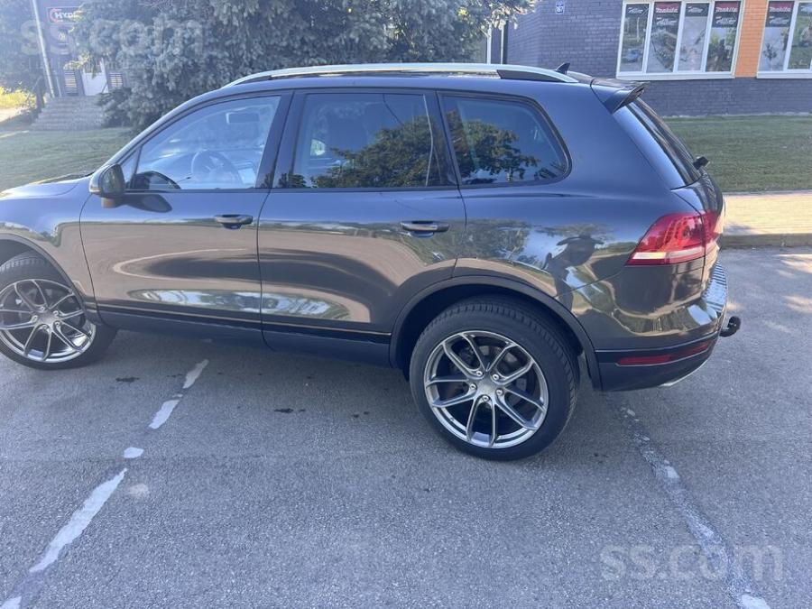 Pelēks Volkswagen Touareg 2015 Rēzekne, ar dzinēja tilpumu 3.00 L un nobraukumu 241 tūkst. km par 24000 €, foto 5 vietnē AUTOMOTO.COM.LV