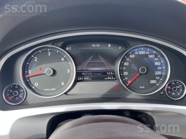 Pelēks Volkswagen Touareg 2015 Rēzekne, ar dzinēja tilpumu 3.00 L un nobraukumu 241 tūkst. km par 24000 €, foto 8 vietnē AUTOMOTO.COM.LV