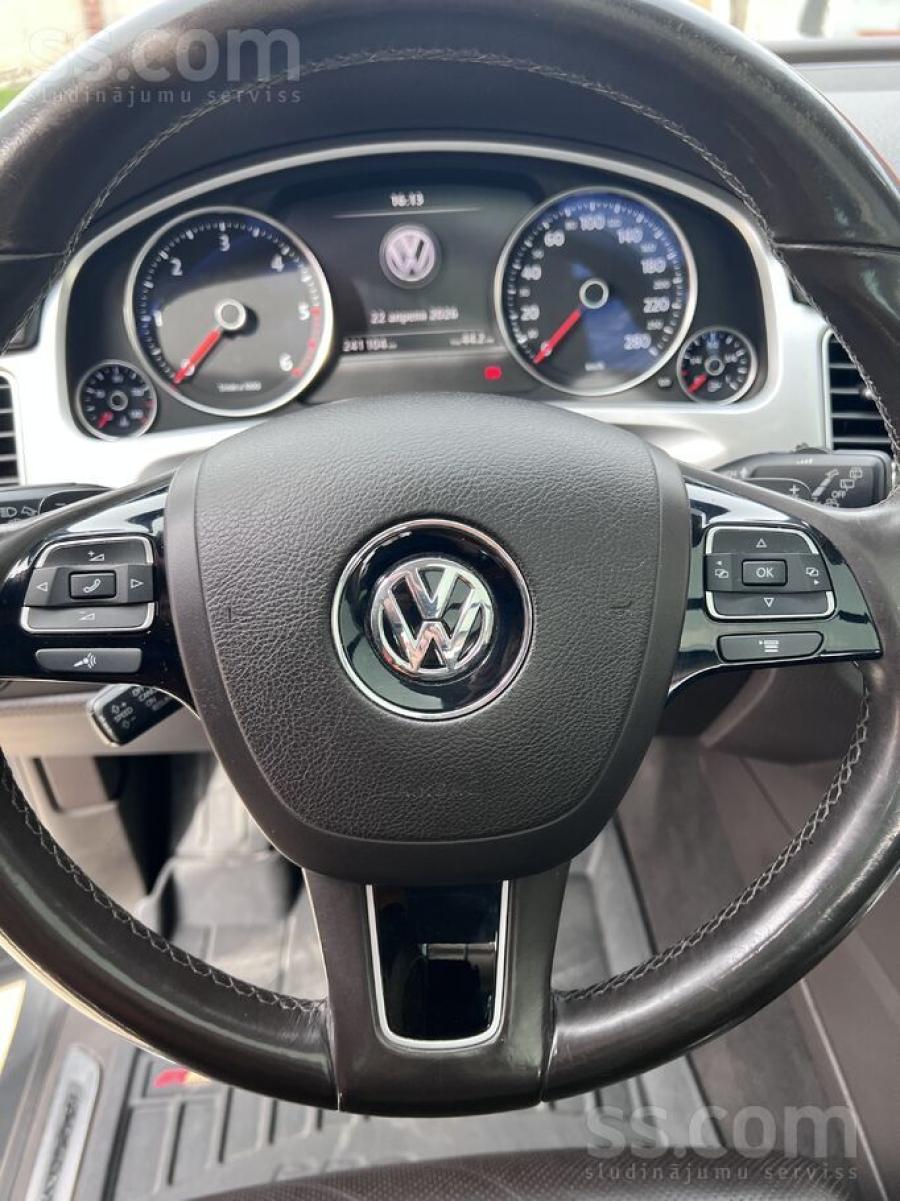 Pelēks Volkswagen Touareg 2015 Rēzekne, ar dzinēja tilpumu 3.00 L un nobraukumu 241 tūkst. km par 24000 €, foto 14 vietnē AUTOMOTO.COM.LV