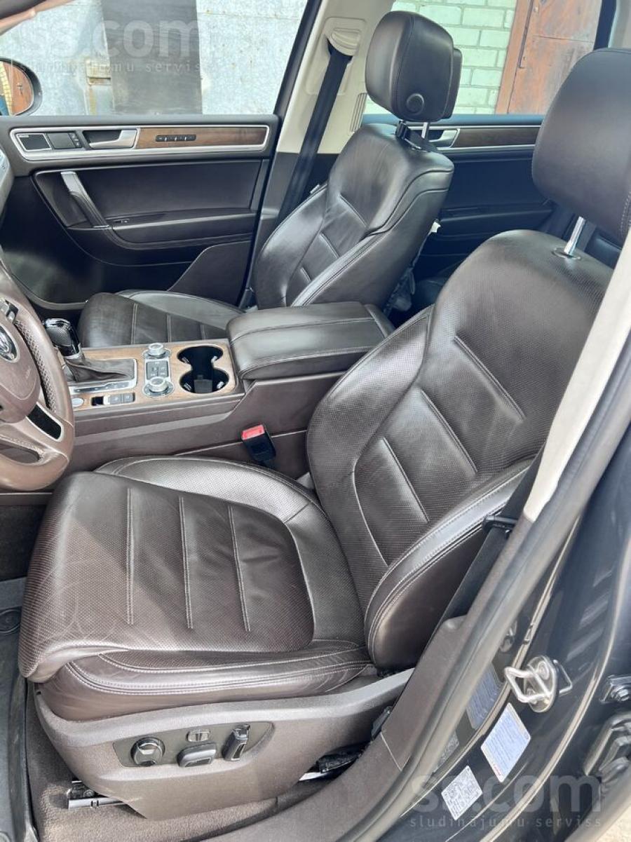 Pelēks Volkswagen Touareg 2015 Rēzekne, ar dzinēja tilpumu 3.00 L un nobraukumu 241 tūkst. km par 24000 €, foto 18 vietnē AUTOMOTO.COM.LV