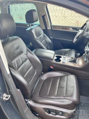 Pelēks Volkswagen Touareg 2015 Rēzekne, ar dzinēja tilpumu 3.00 L un nobraukumu 241 tūkst. km par 24000 €, foto 23 vietnē AUTOMOTO.COM.LV