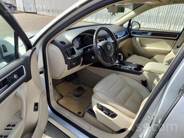 Grey Volkswagen Touareg 2015 in Riga, with an engine capacity of 3.00 L and mileage of 194 thousand km for 13600 €, photo 5 on AUTOMOTO.COM.LV