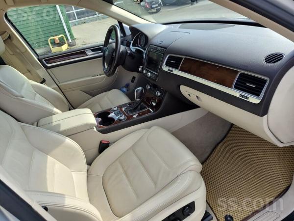 Grey Volkswagen Touareg 2015 in Riga, with an engine capacity of 3.00 L and mileage of 194 thousand km for 13600 €, photo 6 on AUTOMOTO.COM.LV