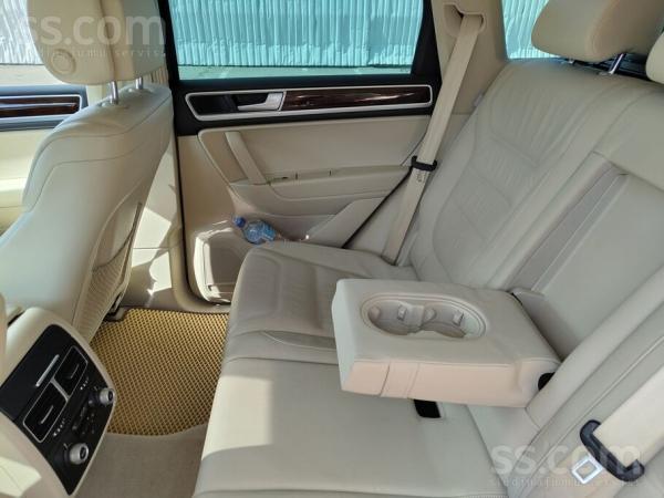 Grey Volkswagen Touareg 2015 in Riga, with an engine capacity of 3.00 L and mileage of 194 thousand km for 13600 €, photo 7 on AUTOMOTO.COM.LV