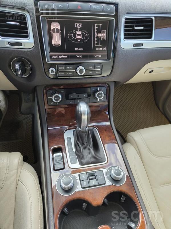 Grey Volkswagen Touareg 2015 in Riga, with an engine capacity of 3.00 L and mileage of 194 thousand km for 13600 €, photo 8 on AUTOMOTO.COM.LV