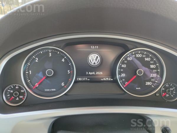 Grey Volkswagen Touareg 2015 in Riga, with an engine capacity of 3.00 L and mileage of 194 thousand km for 13600 €, photo 10 on AUTOMOTO.COM.LV