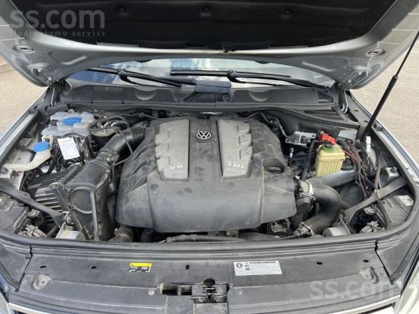 Grey Volkswagen Touareg 2015 in Riga, with an engine capacity of 3.00 L and mileage of 198 thousand km for 13800 €, photo 10 on AUTOMOTO.COM.LV