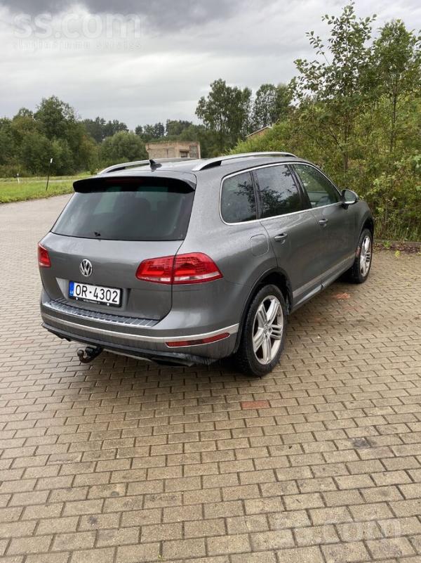 Grey Volkswagen Touareg 2015 in Cesis, with an engine capacity of 4.20 L and mileage of 429 thousand km for 12700 €, photo 3 on AUTOMOTO.COM.LV