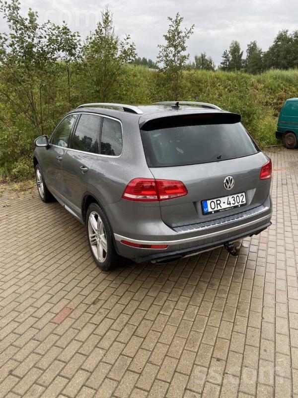 Grey Volkswagen Touareg 2015 in Cesis, with an engine capacity of 4.20 L and mileage of 429 thousand km for 12700 €, photo 4 on AUTOMOTO.COM.LV
