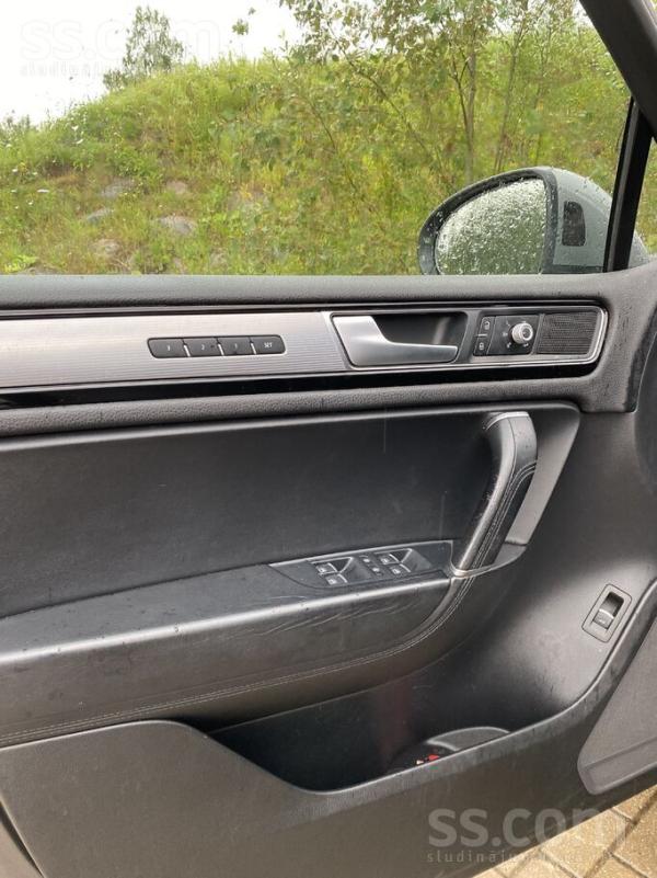 Grey Volkswagen Touareg 2015 in Cesis, with an engine capacity of 4.20 L and mileage of 429 thousand km for 12700 €, photo 6 on AUTOMOTO.COM.LV