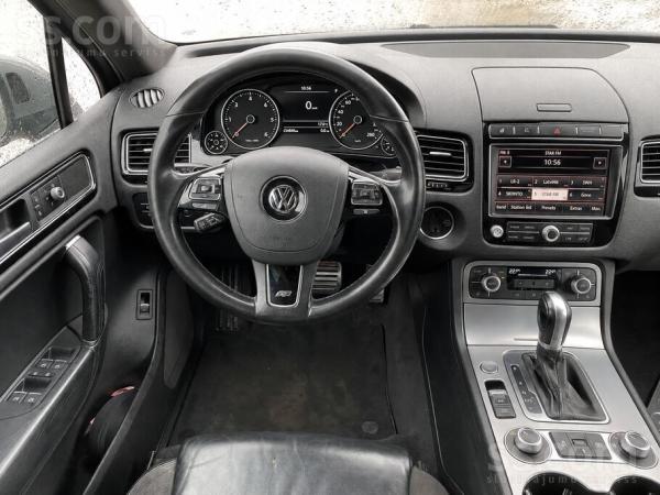 Grey Volkswagen Touareg 2015 in Cesis, with an engine capacity of 4.20 L and mileage of 429 thousand km for 12700 €, photo 8 on AUTOMOTO.COM.LV