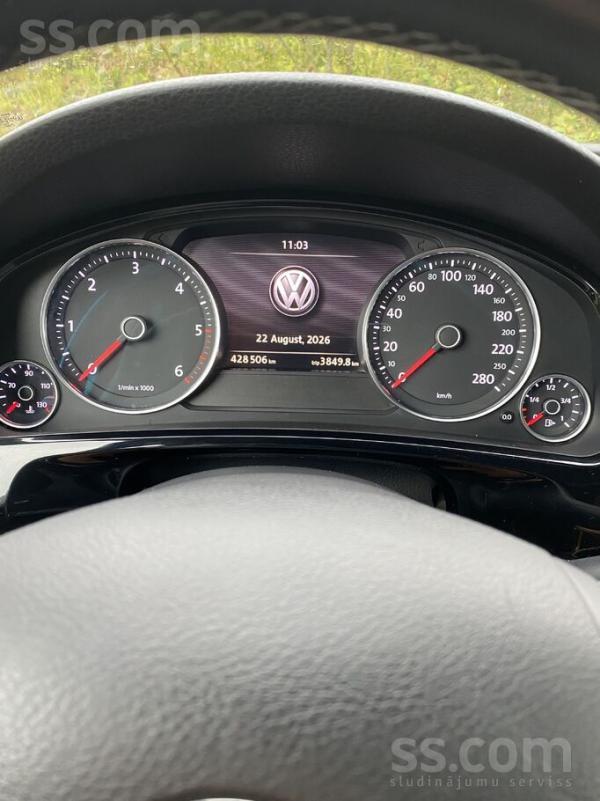 Grey Volkswagen Touareg 2015 in Cesis, with an engine capacity of 4.20 L and mileage of 429 thousand km for 12700 €, photo 10 on AUTOMOTO.COM.LV