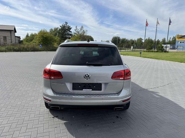 Grey Volkswagen Touareg 2015 in Telschi, with an engine capacity of 2.97 L and mileage of 202 thousand km for 14500 €, photo 6 on AUTOMOTO.COM.LV