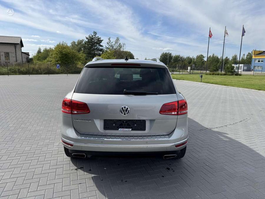 Grey Volkswagen Touareg 2015 in Telschi, with an engine capacity of 2.97 L and mileage of 202 thousand km for 14500 €, photo 6 on AUTOMOTO.COM.LV
