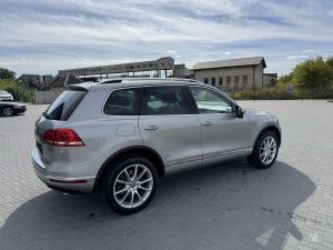 Grey Volkswagen Touareg 2015 in Telschi, with an engine capacity of 2.97 L and mileage of 202 thousand km for 14500 €, photo 8 on AUTOMOTO.COM.LV