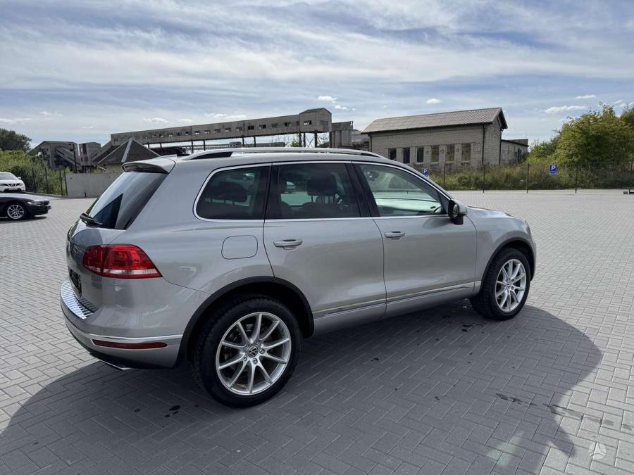 Grey Volkswagen Touareg 2015 in Telschi, with an engine capacity of 2.97 L and mileage of 202 thousand km for 14500 €, photo 8 on AUTOMOTO.COM.LV