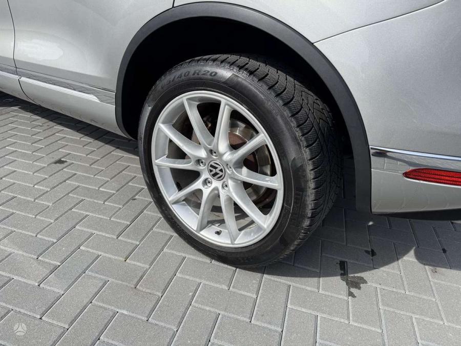 Grey Volkswagen Touareg 2015 in Telschi, with an engine capacity of 2.97 L and mileage of 202 thousand km for 14500 €, photo 13 on AUTOMOTO.COM.LV