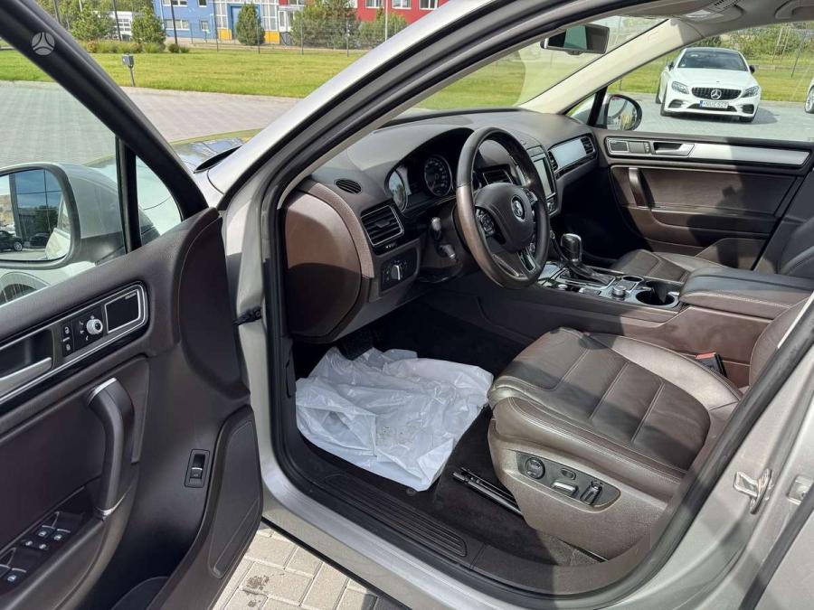 Grey Volkswagen Touareg 2015 in Telschi, with an engine capacity of 2.97 L and mileage of 202 thousand km for 14500 €, photo 16 on AUTOMOTO.COM.LV