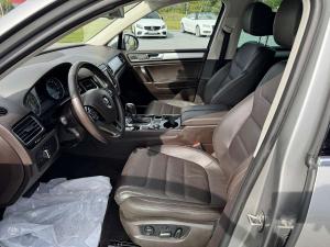 Grey Volkswagen Touareg 2015 in Telschi, with an engine capacity of 2.97 L and mileage of 202 thousand km for 14500 €, photo 17 on AUTOMOTO.COM.LV