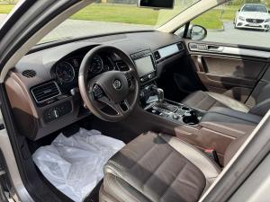Grey Volkswagen Touareg 2015 in Telschi, with an engine capacity of 2.97 L and mileage of 202 thousand km for 14500 €, photo 18 on AUTOMOTO.COM.LV